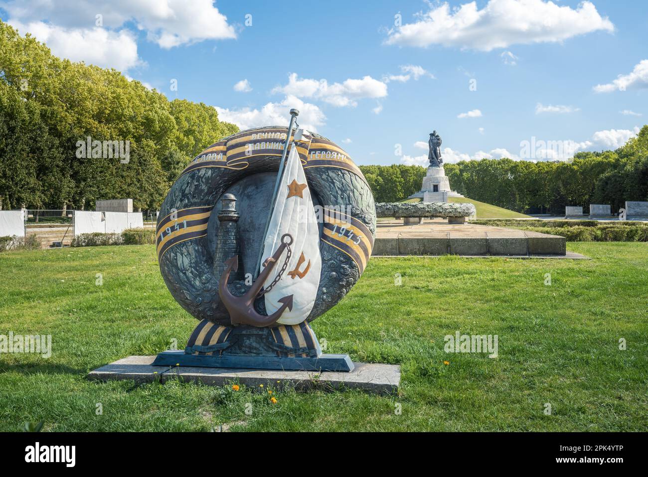 Bronze wreath of Soviet War Memorial at Treptower Park - Berlin ...