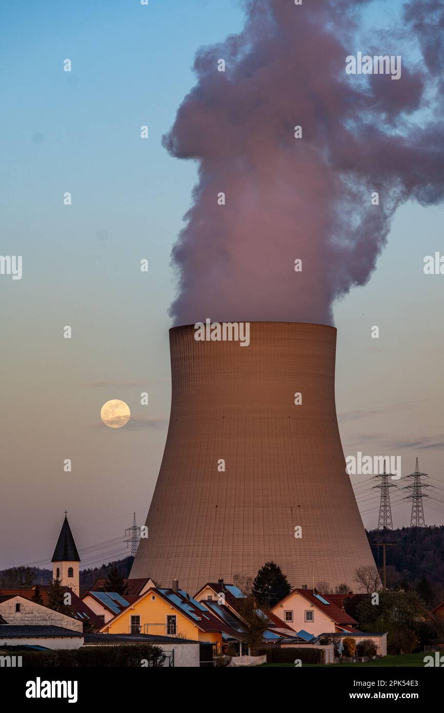 Essenbach, Germany. 05th Apr, 2023. Water vapor rises from the cooling ...