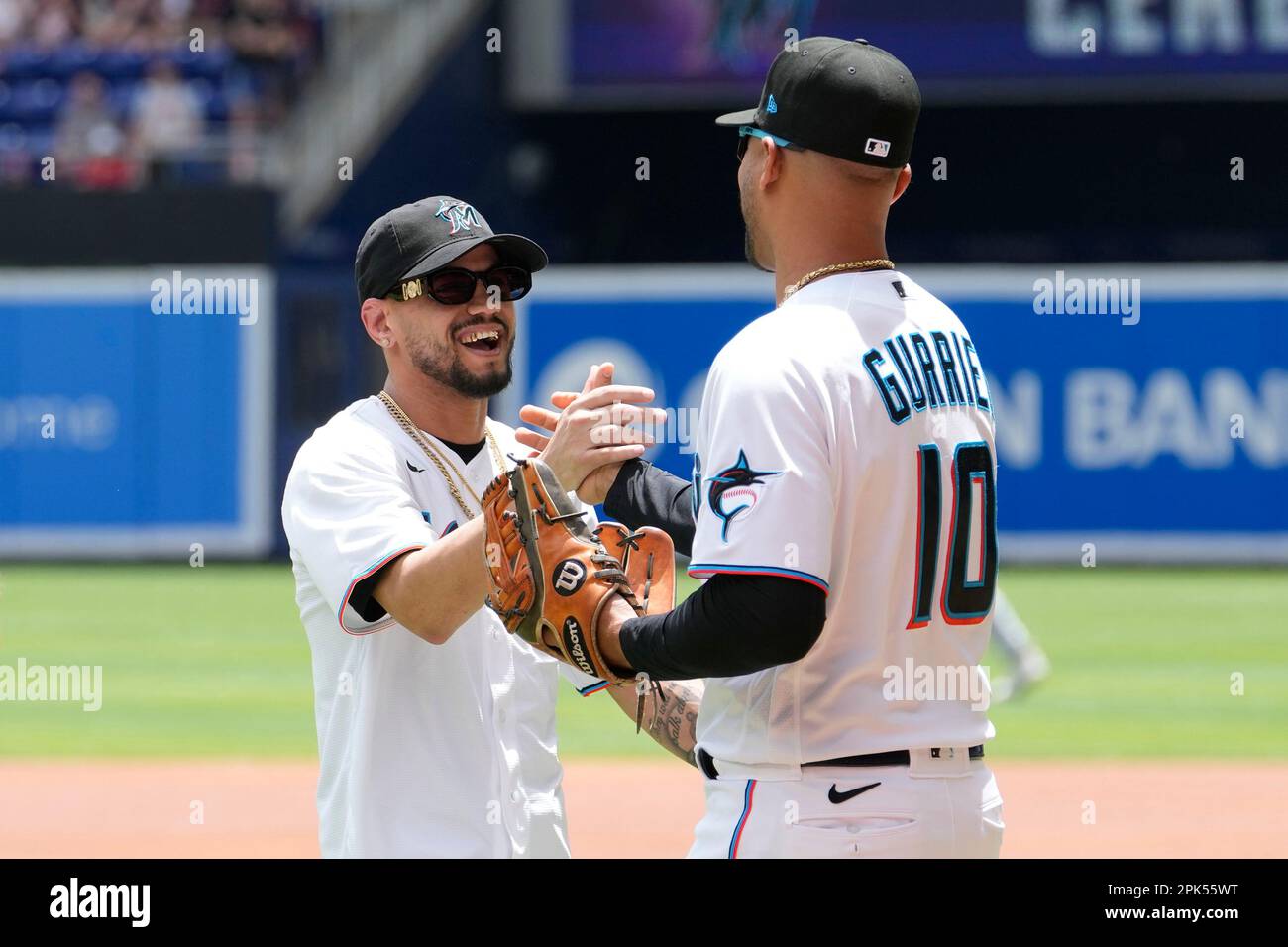 Cuban boxer Robeisy Ramirez Carrazana, left, shakes hands with Yuli ...