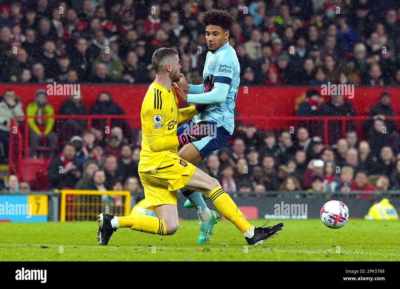 Manchester United goalkeeper David de Gea (left) makes collides with ...