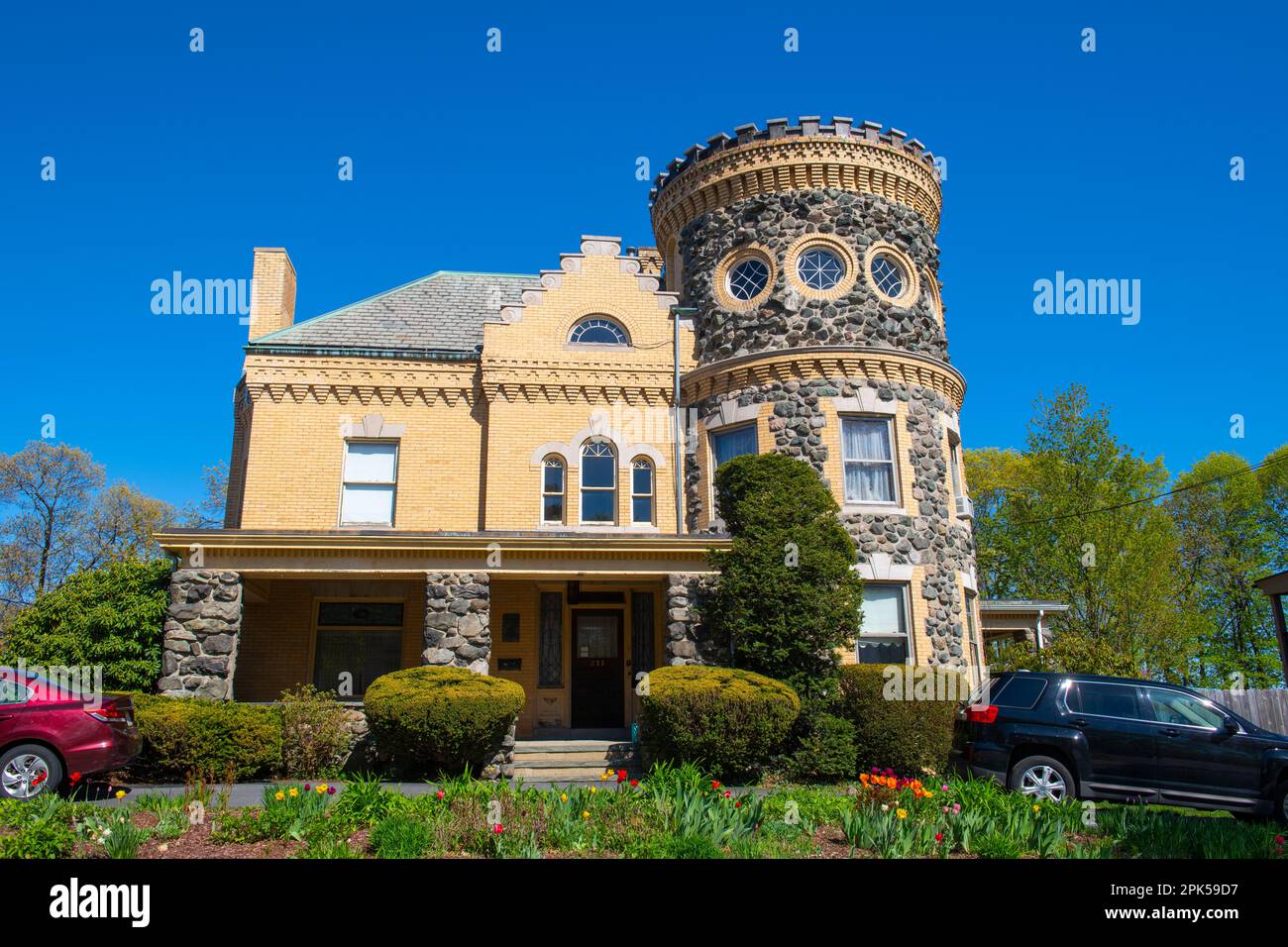 Historic residential building at 211 Hammond Street at Waltham ...