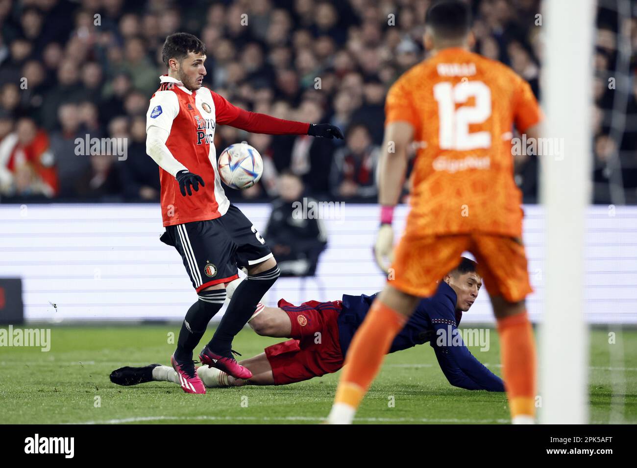 ROTTERDAM - (l-r) Santiago Gimenez of Feyenoord, Edson Alvarez of Ajax ...