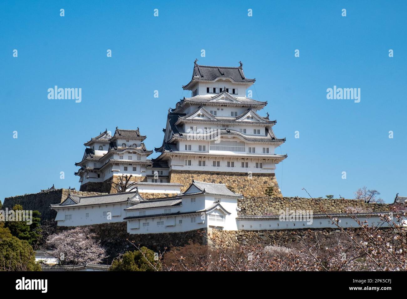 Himeji castle himeji japan roof hi-res stock photography and images - Alamy