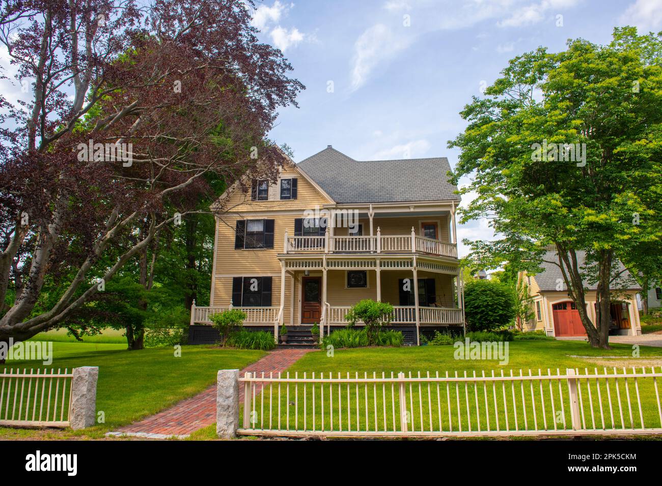 Historic Colonial Style building at 5 Sandy Point Road in historic town ...