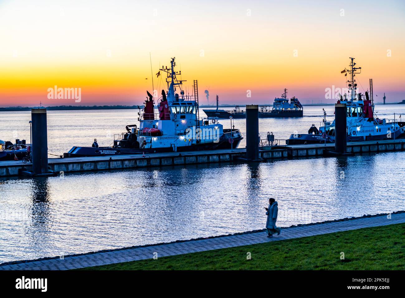 Harbour tugs hi-res stock photography and images - Alamy