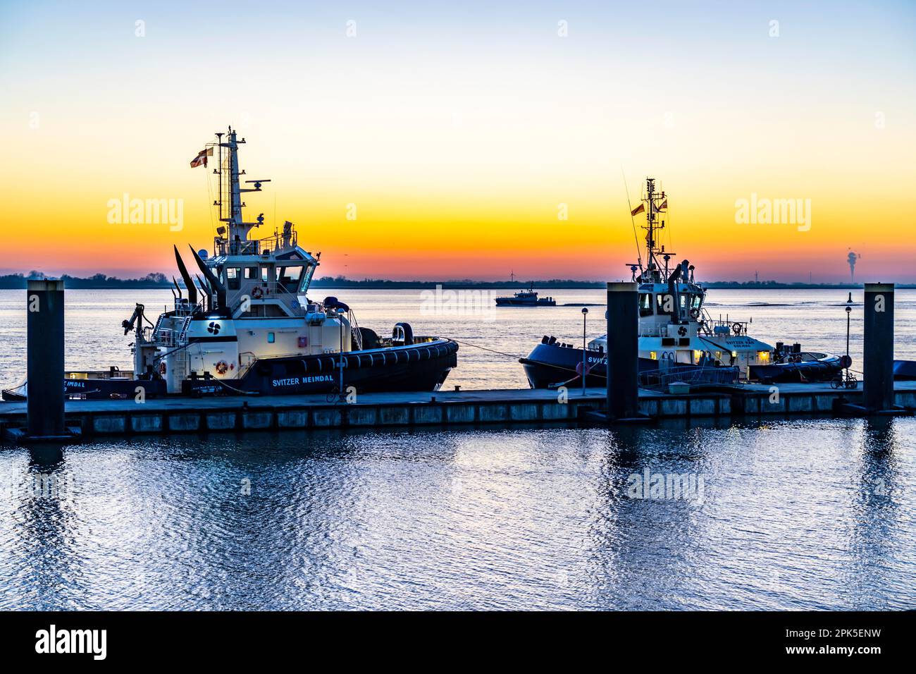 Harbour tugs hi-res stock photography and images - Alamy