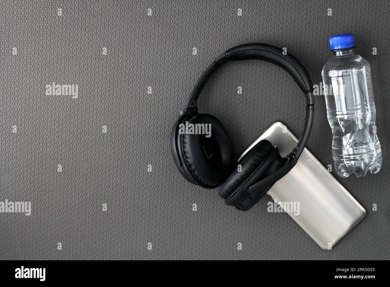 Mat to exercise with the necessary objects such as wireless headphones ...