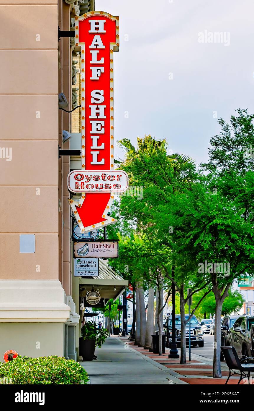 Half shell oyster house sign hi-res stock photography and images - Alamy