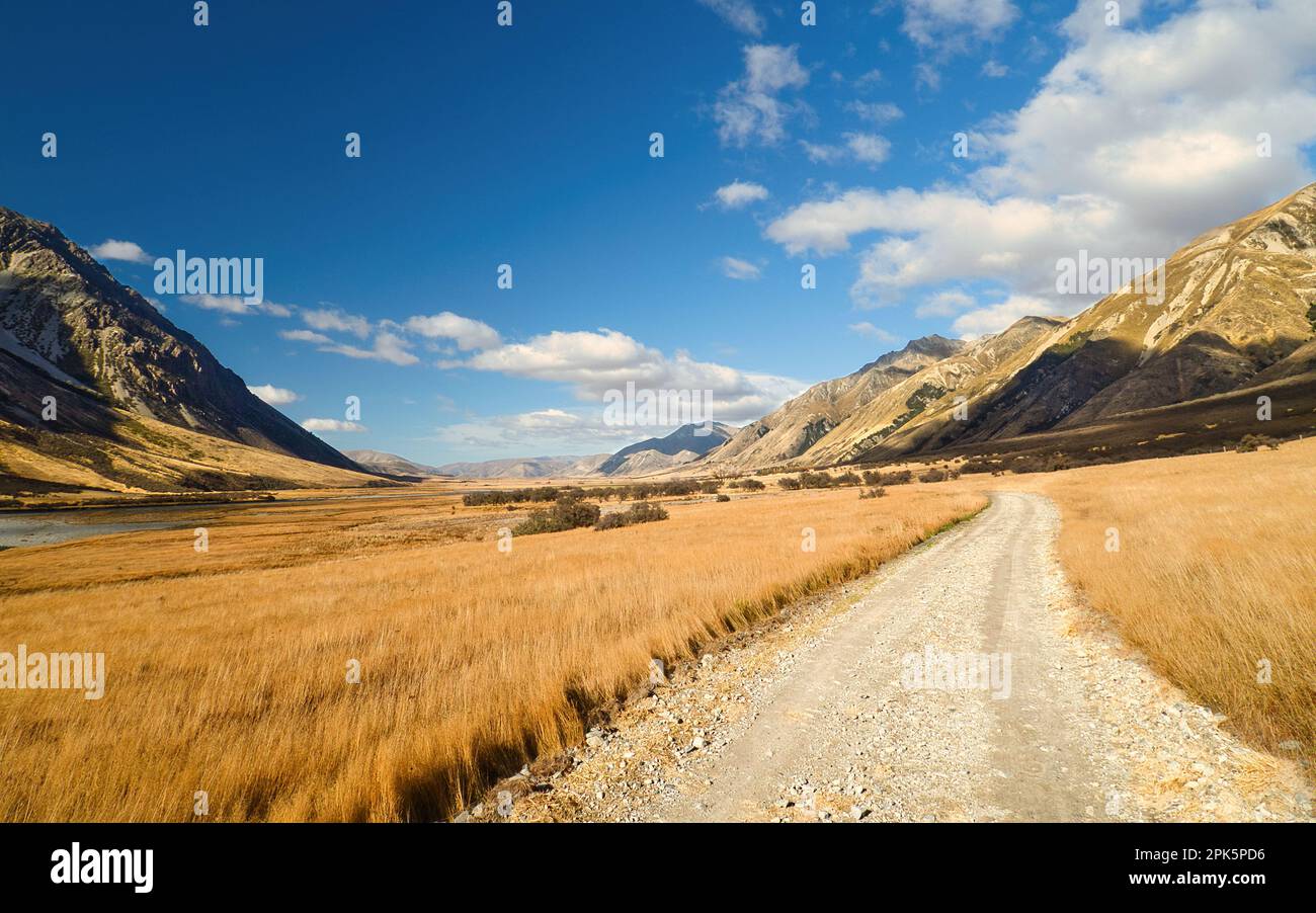 Road leading south out of the Ahuriri Valley Stock Photo - Alamy