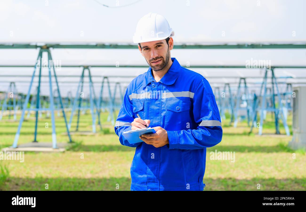 Smart male engineer worker portrait with solar panels at solar farm ...