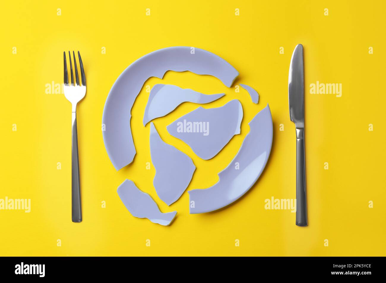 Broken yellow plate cutlery hi-res stock photography and images - Alamy