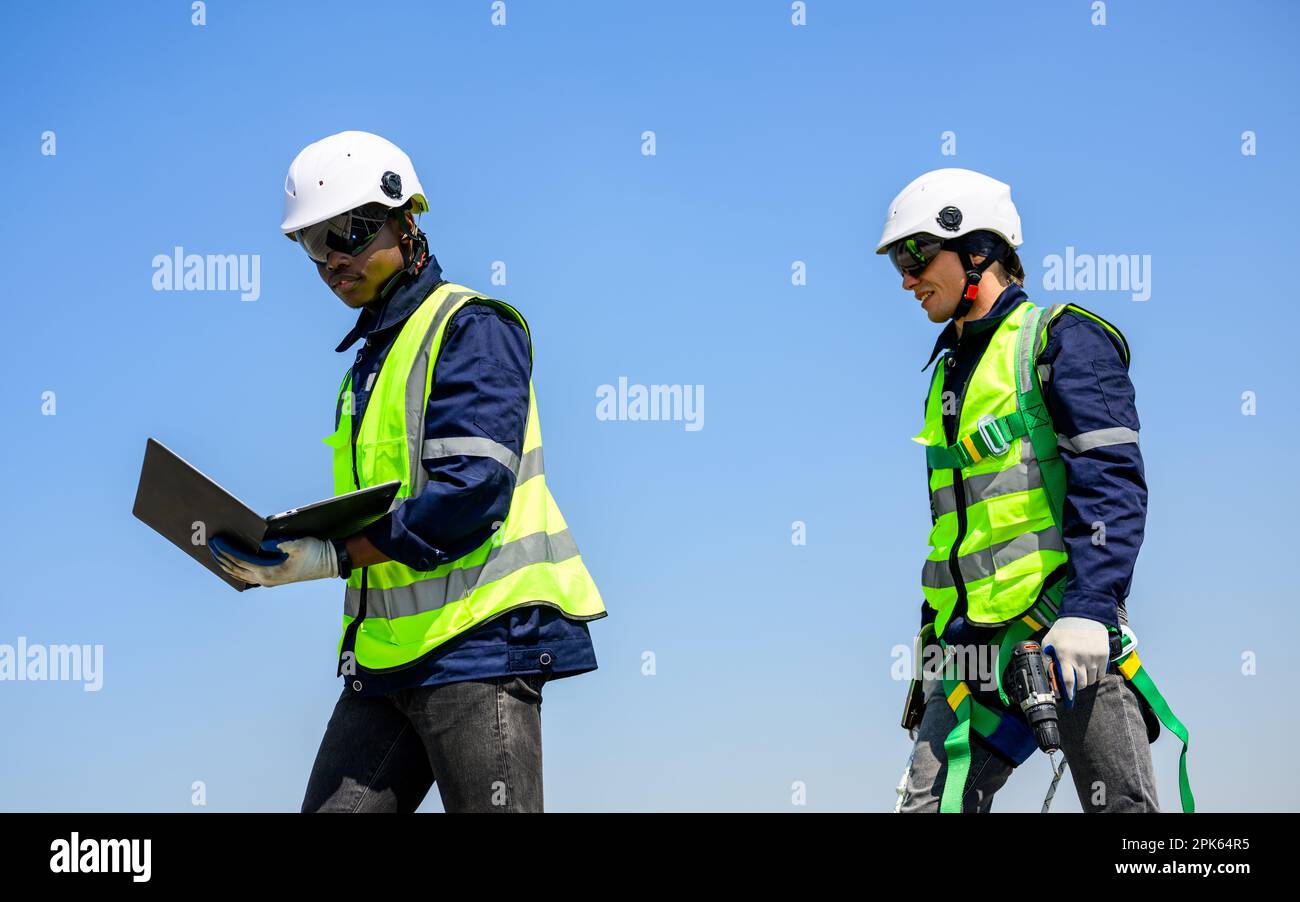 Solar cell factory two workers hi-res stock photography and images - Alamy