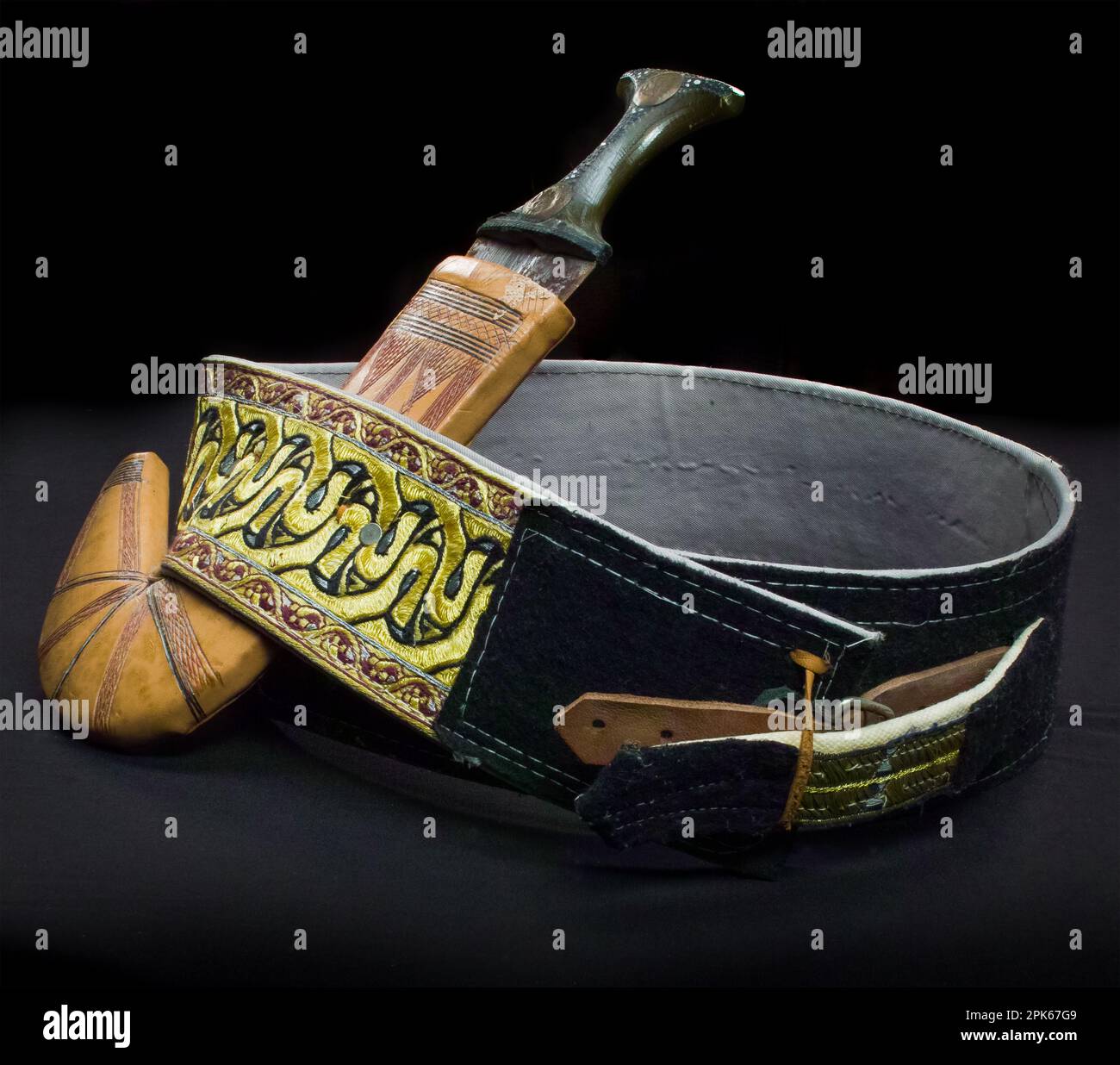 Handcrafted dagger hi-res stock photography and images - Alamy