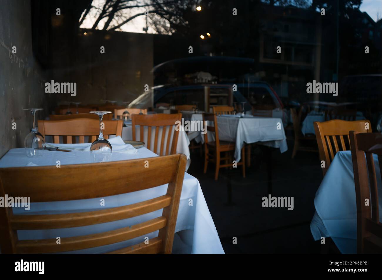 Restaurant with white chairs hi-res stock photography and images - Alamy
