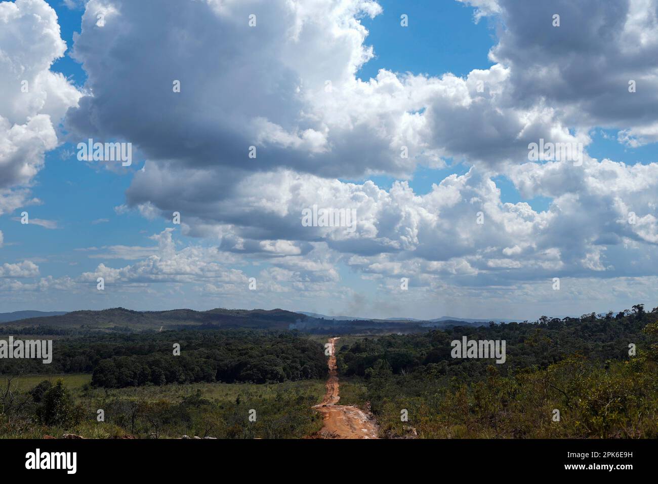 Dirt road to El Pauji community on the Pemon indigenous territory at ...