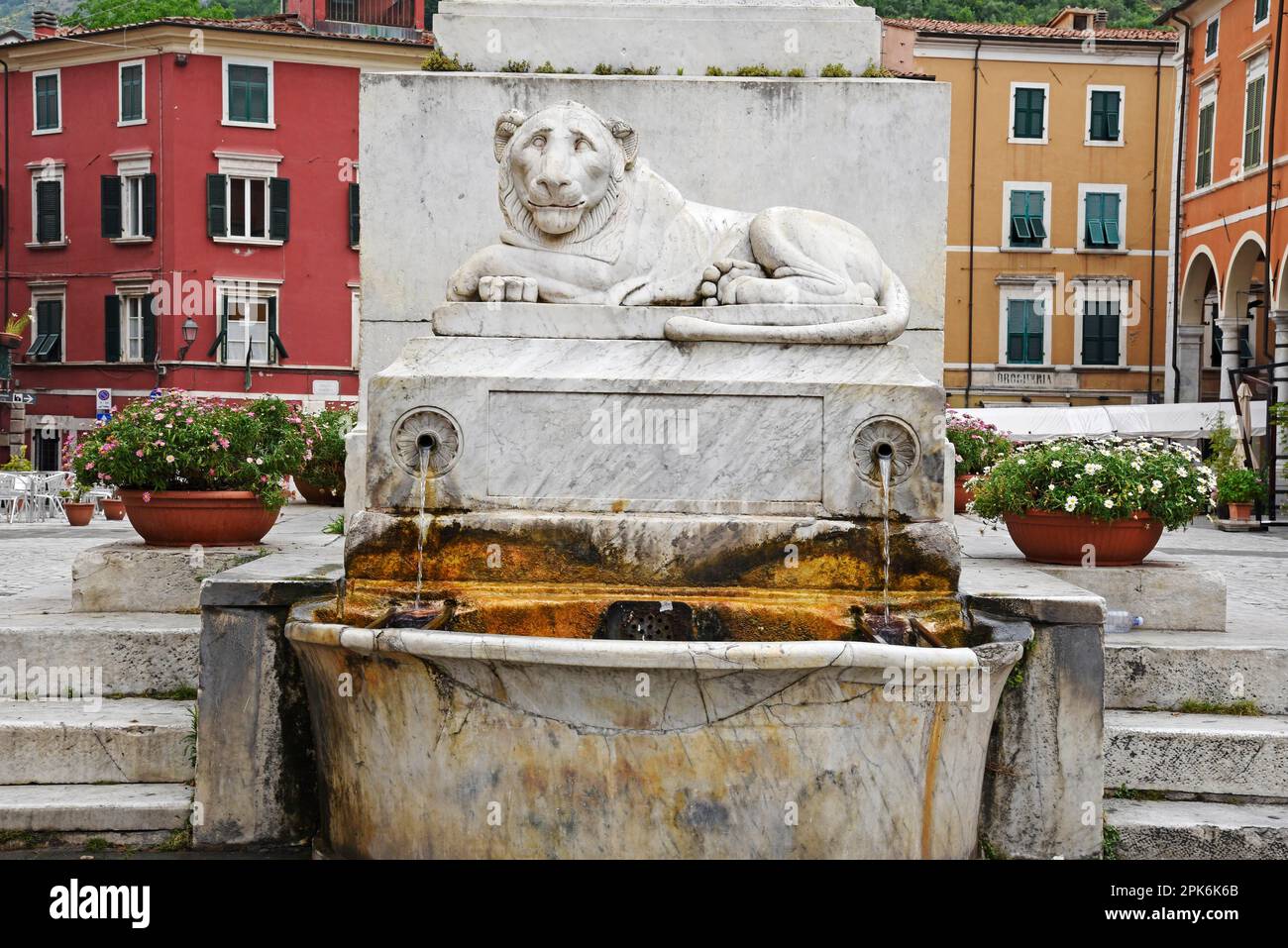 Lion sculpture, Lion, Sculpture, Marble, Fountain, Piazza Alberica ...
