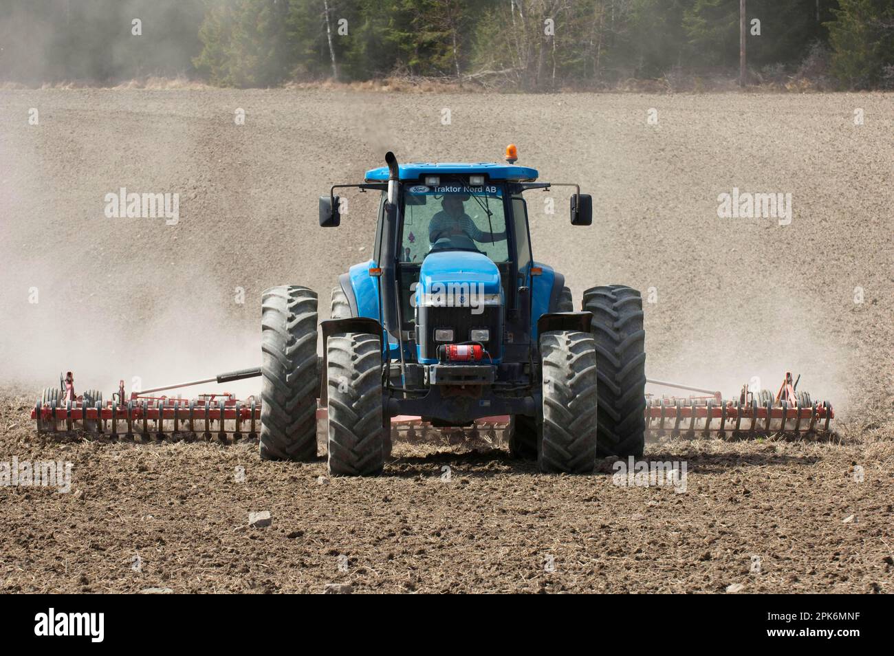 New Holland 8770 tractor with harrows, harrow field seedbed, Sweden ...