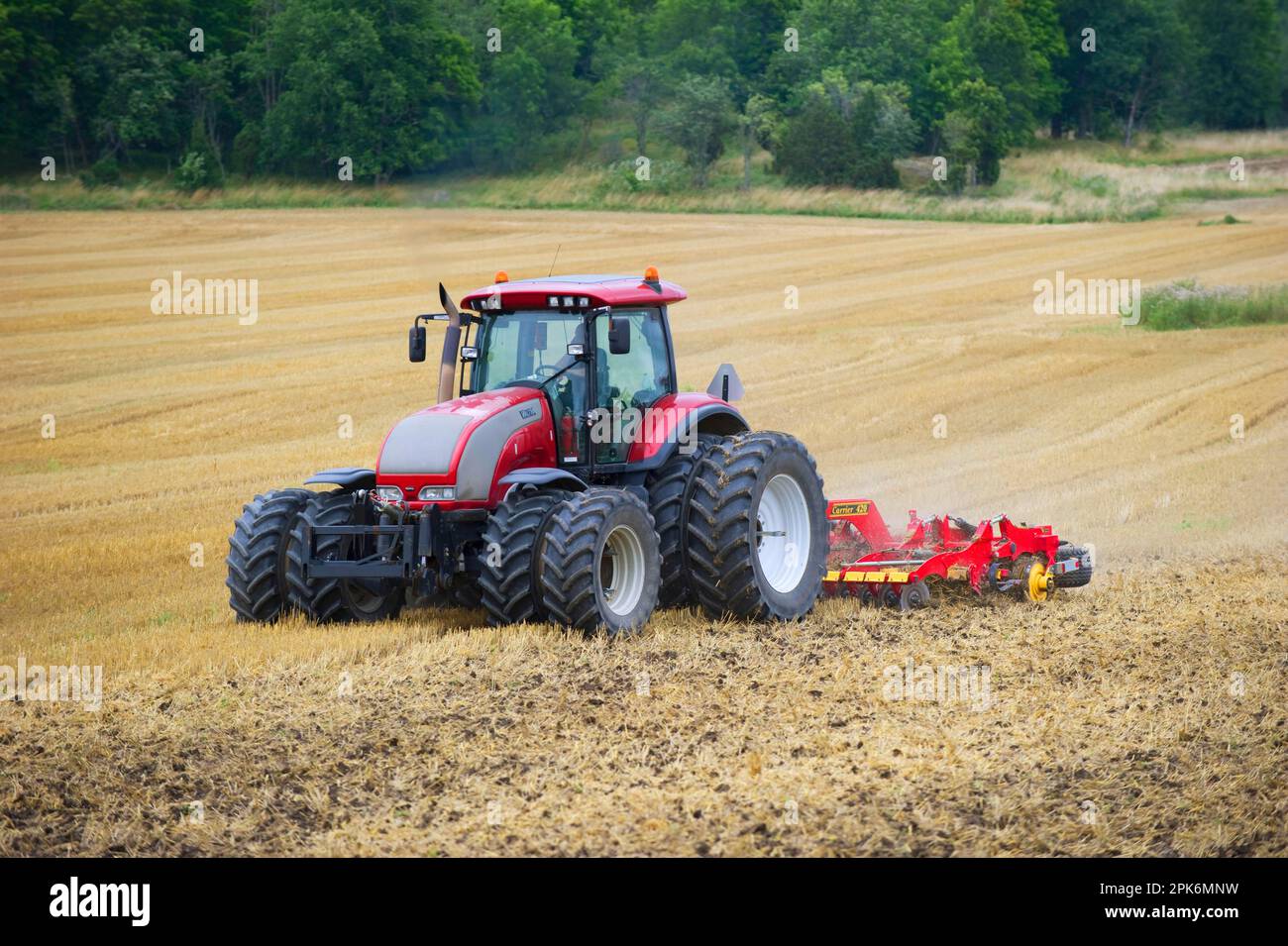 Valtra tractor pulling Vaderstad Carrier 420 cultivator, working ...