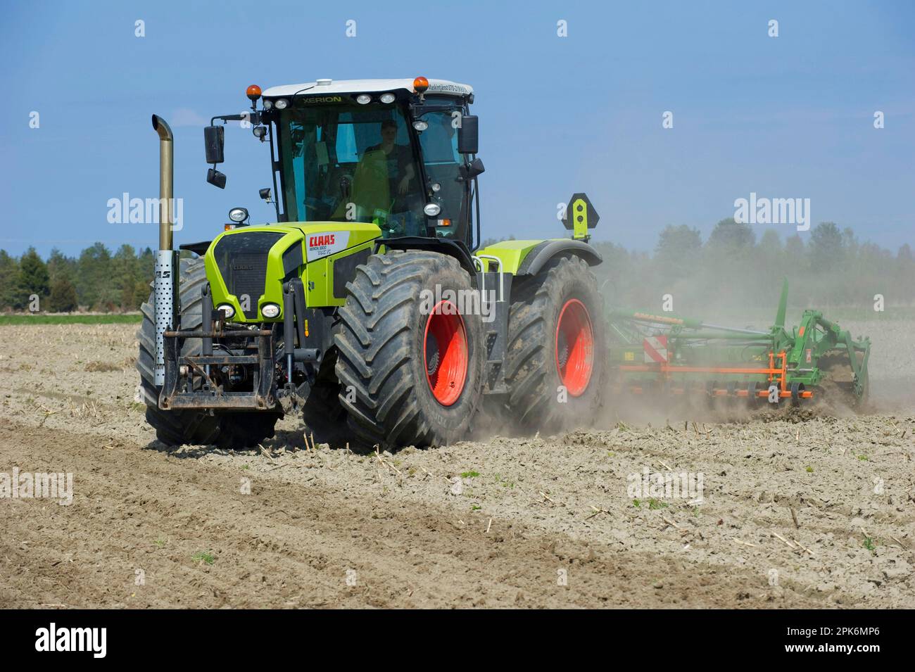 Claas Xerion 3300 TRAC VC tractor with Amazone Catros 5501-T disc ...