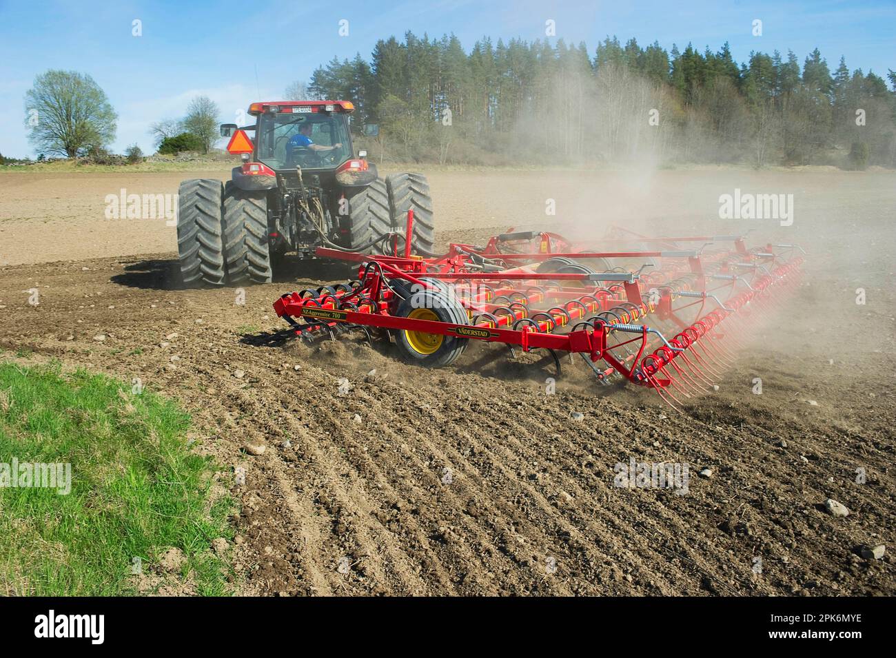 John Deere 7720 tractor with Vaderstad NZ-Aggressive-800 harrows ...