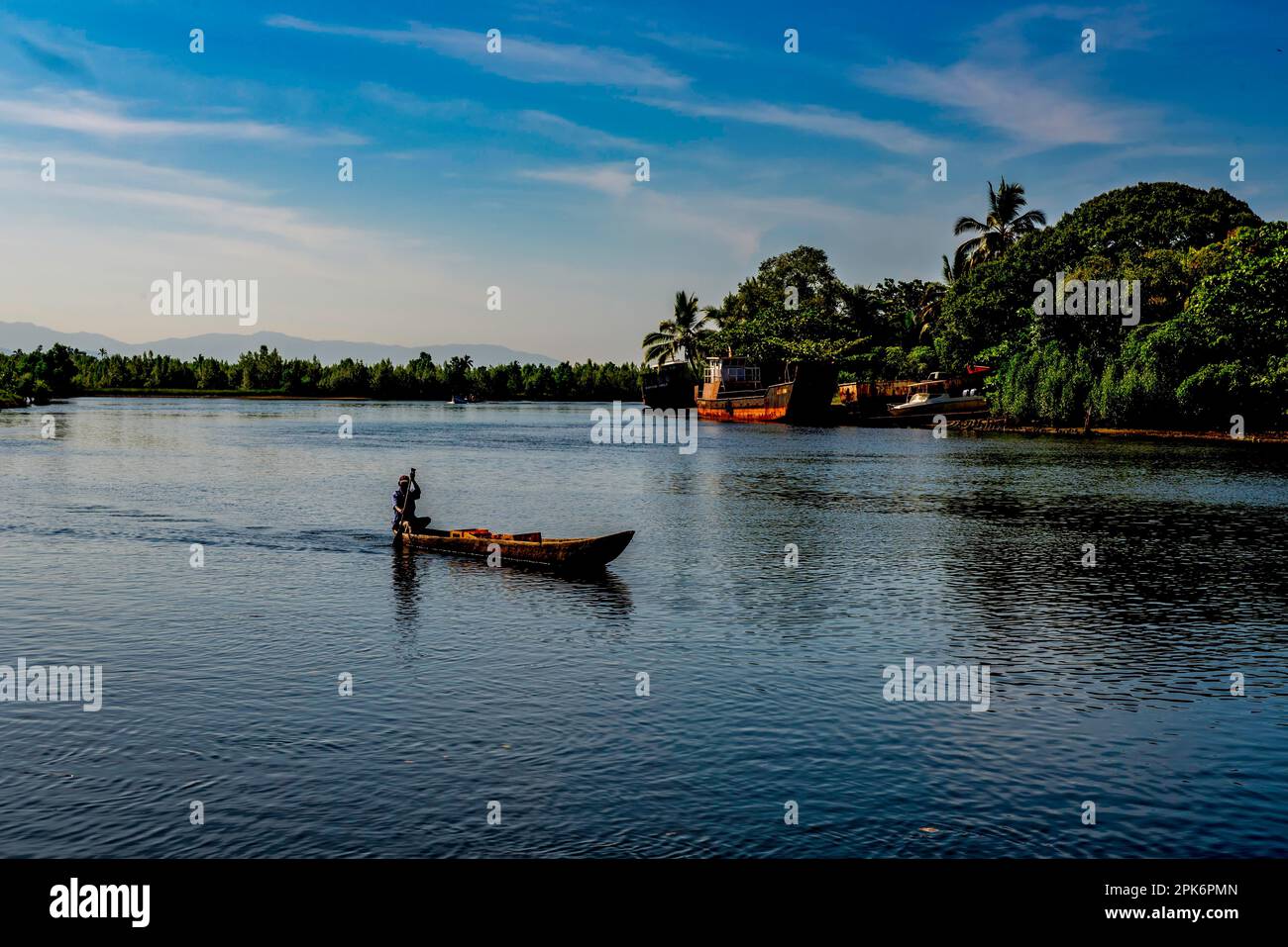 Pirogen drivers on the waterways in Maroantsetra in north-eastern ...