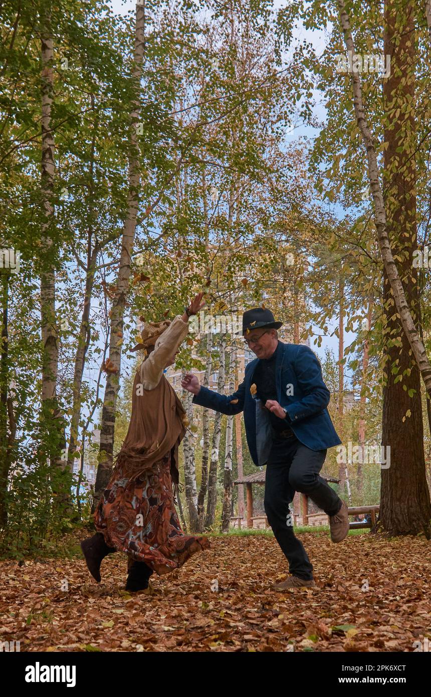 Autumn couple dancing hi-res stock photography and images - Alamy