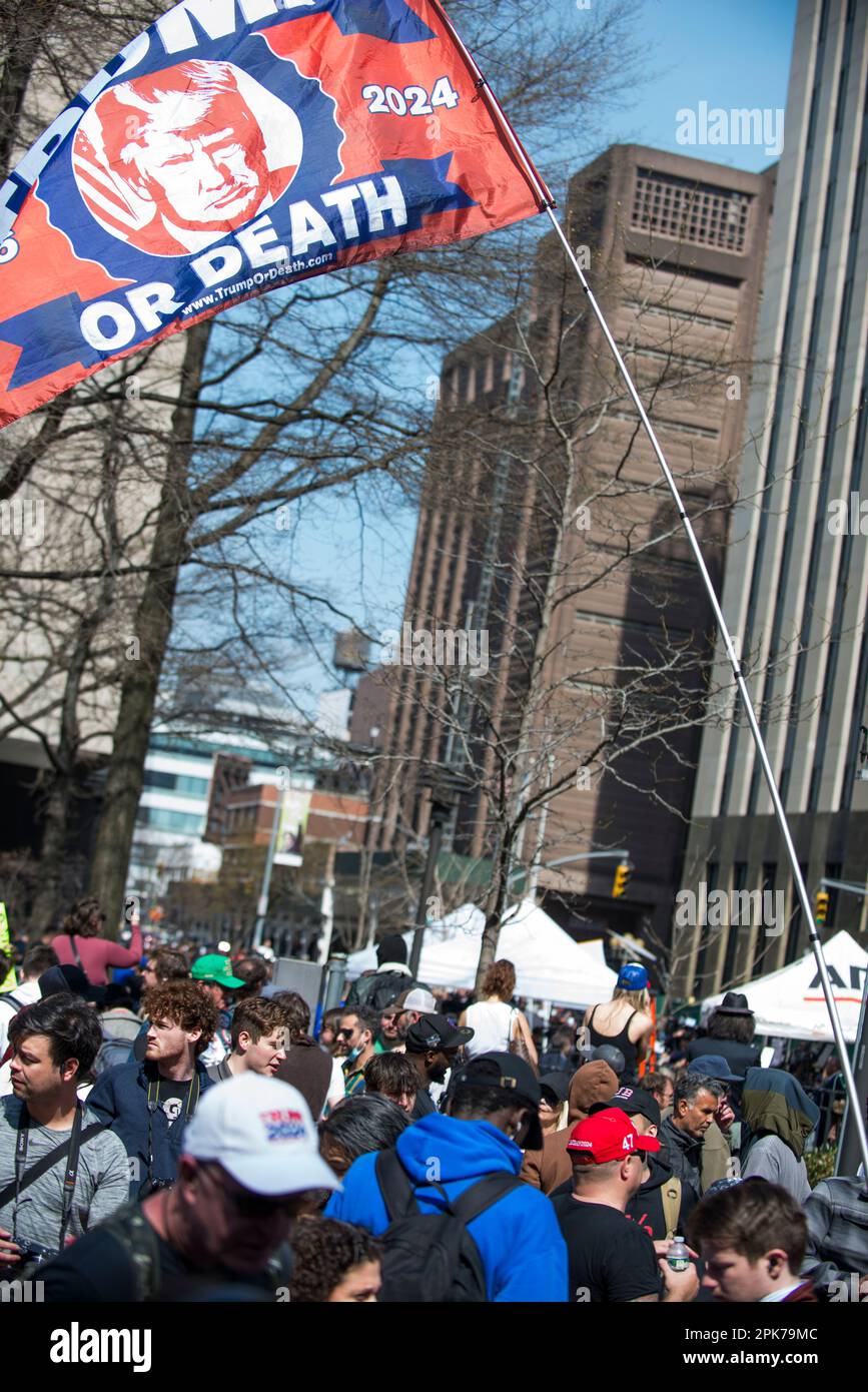 Pro Trump supporters rally outside Manhattan Criminal Court House, NYC ...