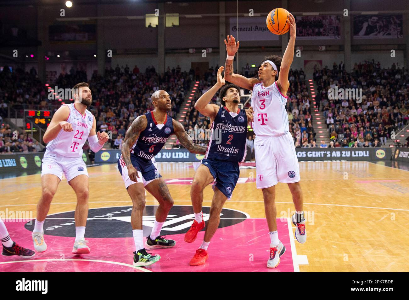 Bonn, Deutschland. 05th Apr, 2023. Tyson WARD (BON, re.) on the ball ...