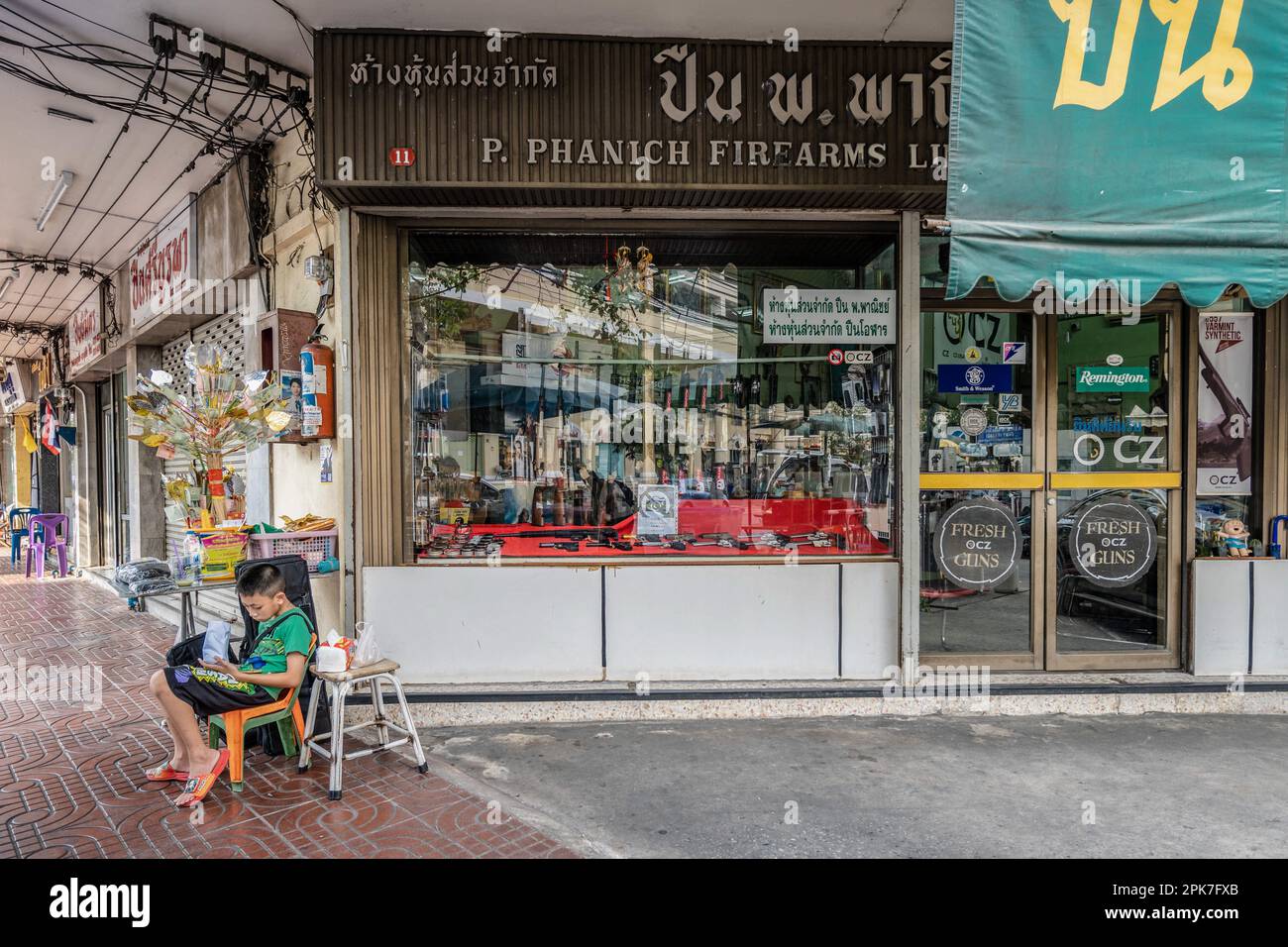 Bangkoks gun market hi-res stock photography and images - Alamy