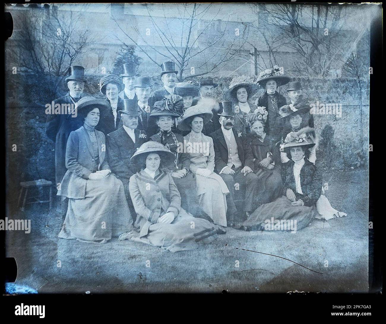 Large formal family portrait, early 1900s - great hats! Stock Photo - Alamy