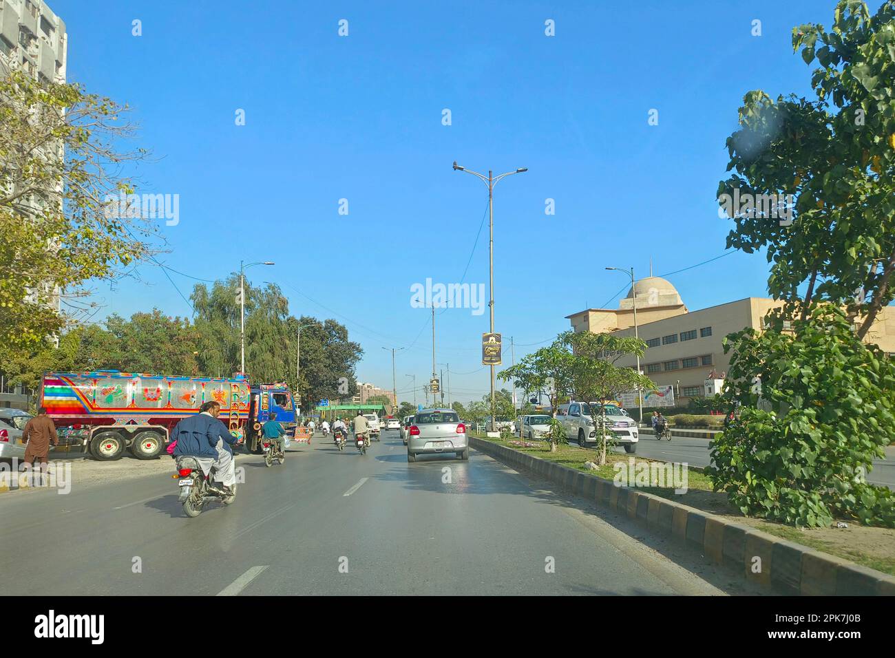 Karachi Shahra e Faisal Road. Karachi roads and traffic Stock Photo - Alamy