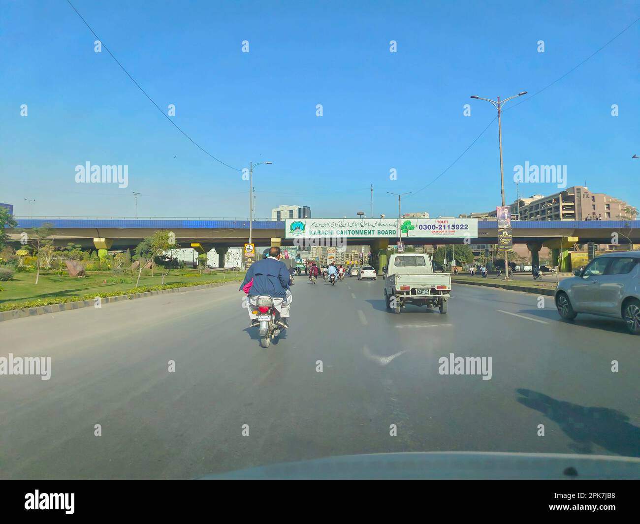 Karachi Shahra e Faisal Road. Karachi roads and traffic Stock Photo - Alamy