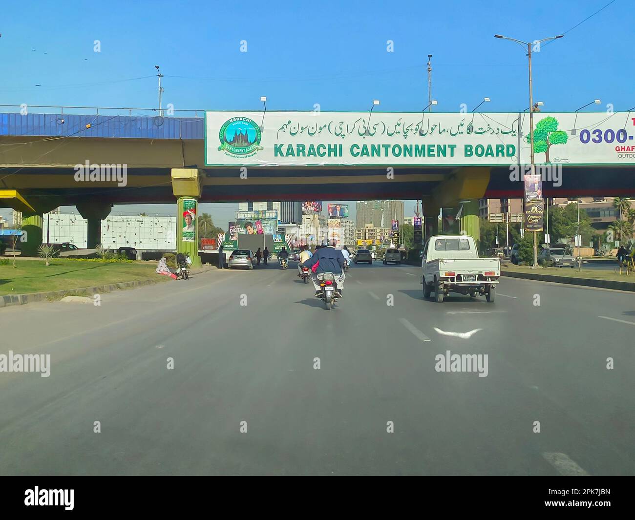 Karachi Shahra e Faisal Road. Karachi roads and traffic Stock Photo - Alamy