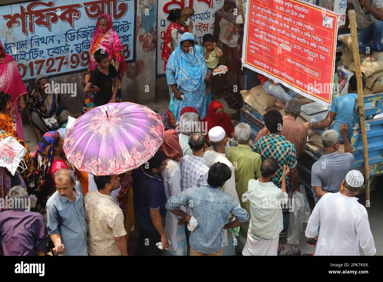 People from low-income groups wait in queues in front of the food ...