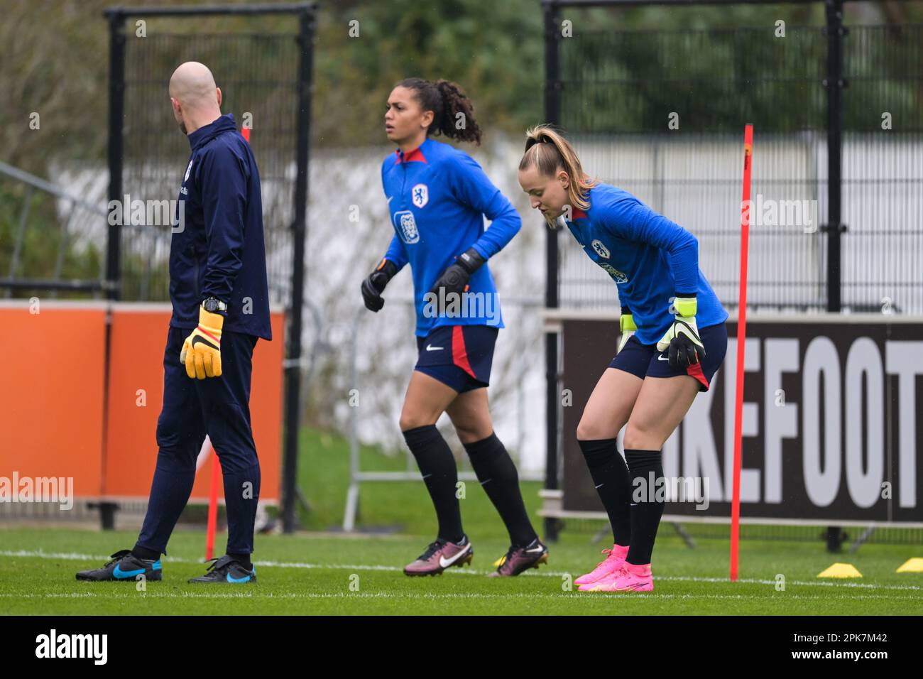 ZEIST - (lr) Holland goalkeeper Jacintha Weimar, Holland goalkeeper ...