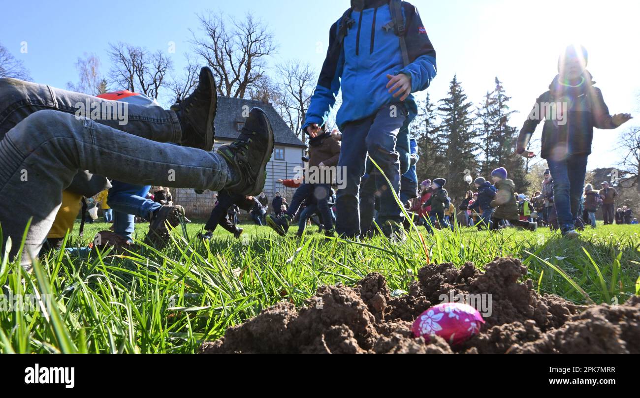 Weimar, Germany. 06th Apr, 2023. Children rush to the Easter nests ...