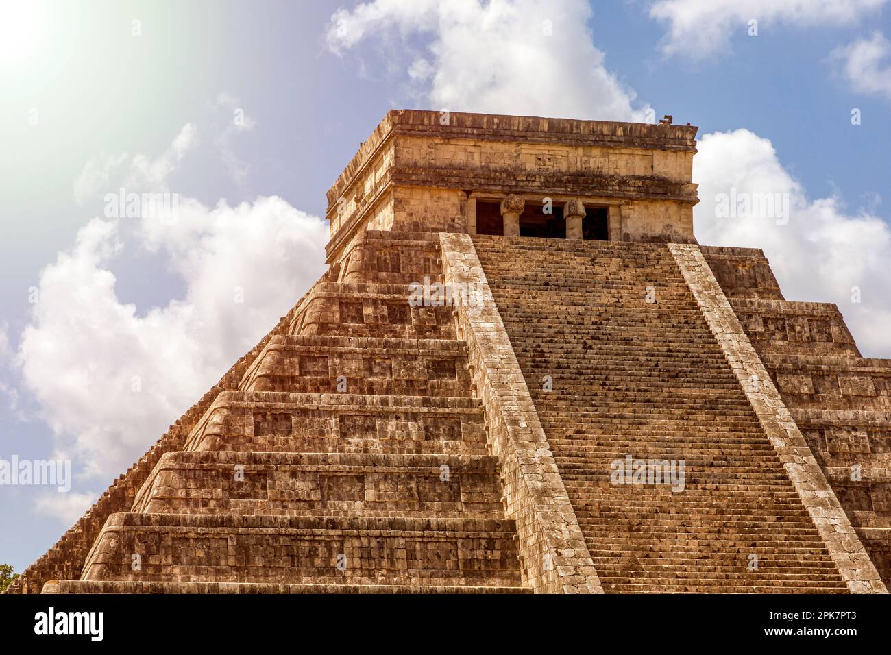 The amazing Kulkulcan pyramid in Chichen Itza, perfectly observing the ...