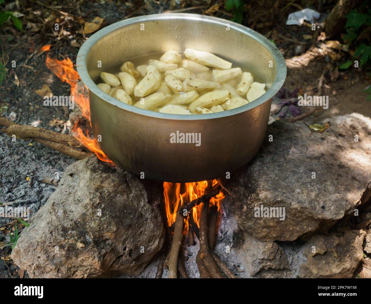 Africa cooking wood stove hi-res stock photography and images - Alamy