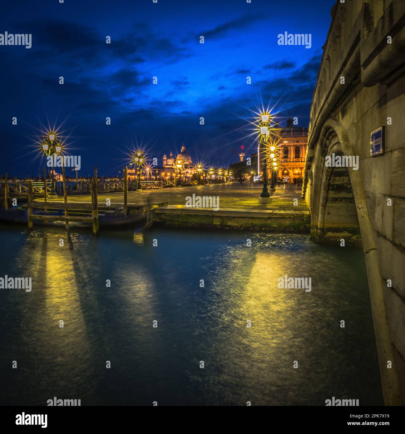 Ponte della Paglia is the bridge that al the tourists stand on to get ...