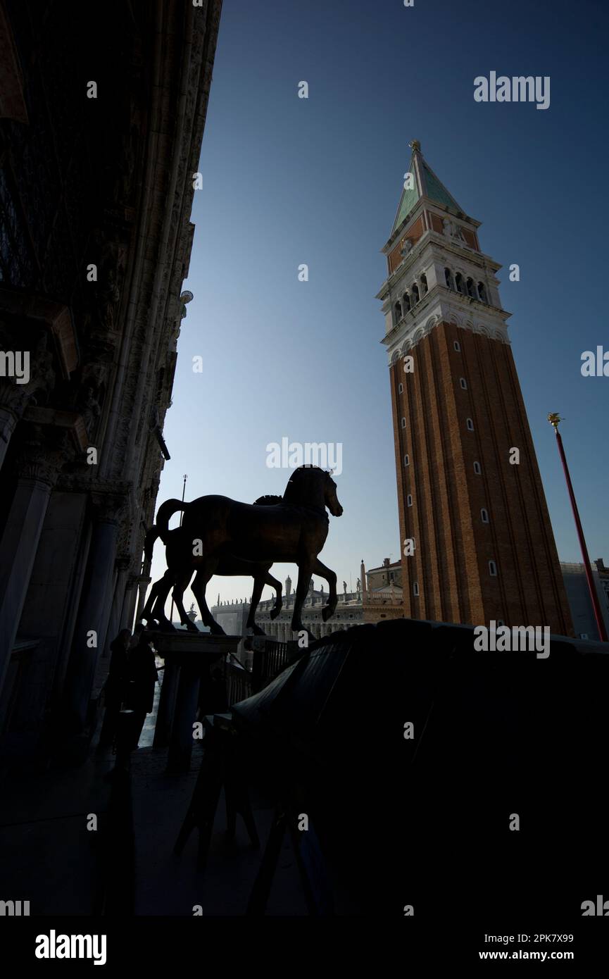 Bronze horse venice hi-res stock photography and images - Alamy