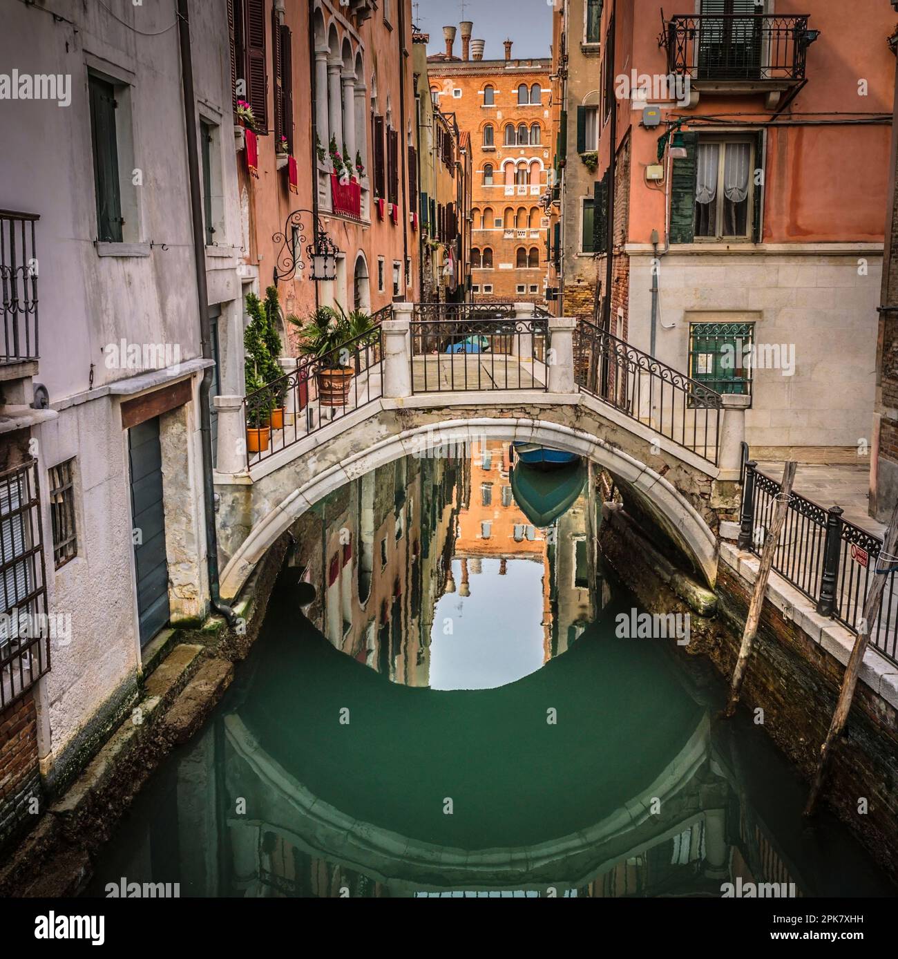 A footbridge over the Rio de S Vidal, Venice, Italy Stock Photo - Alamy