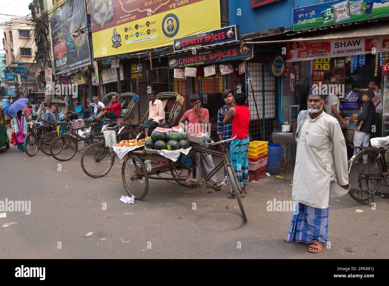 Street corner, Kolkata, India Stock Photo - Alamy