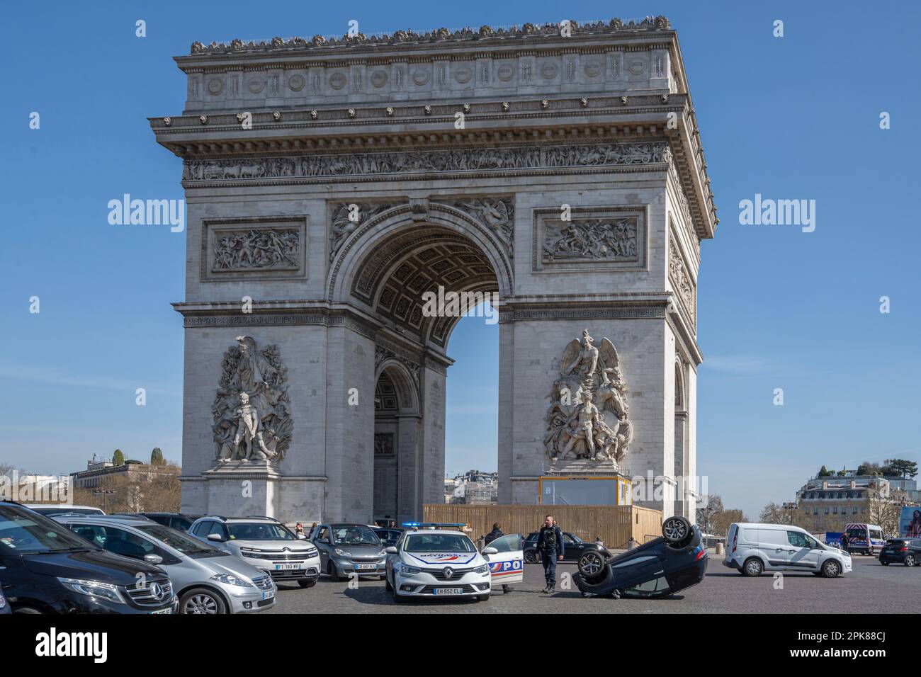 Paris circle traffic jam hi-res stock photography and images - Alamy