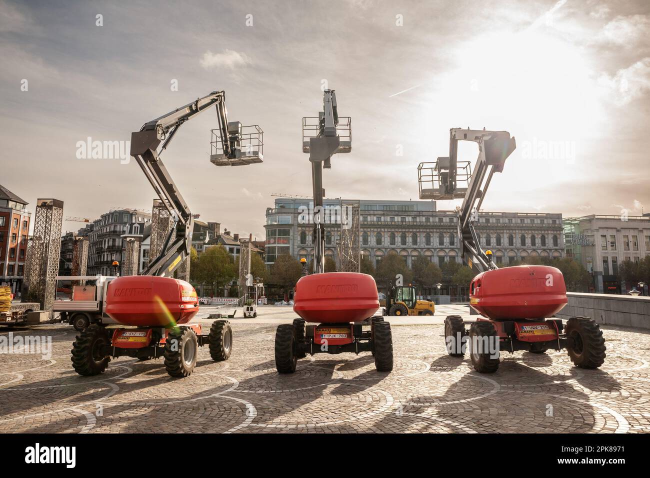 Picture of aerial lifts on display on a construction site of Liege ...