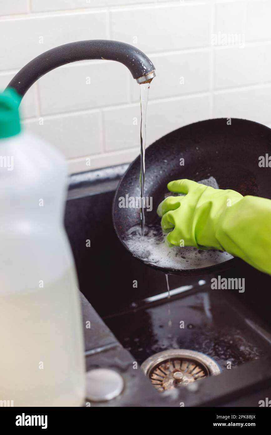 Hand washing pan kitchen hi-res stock photography and images - Alamy