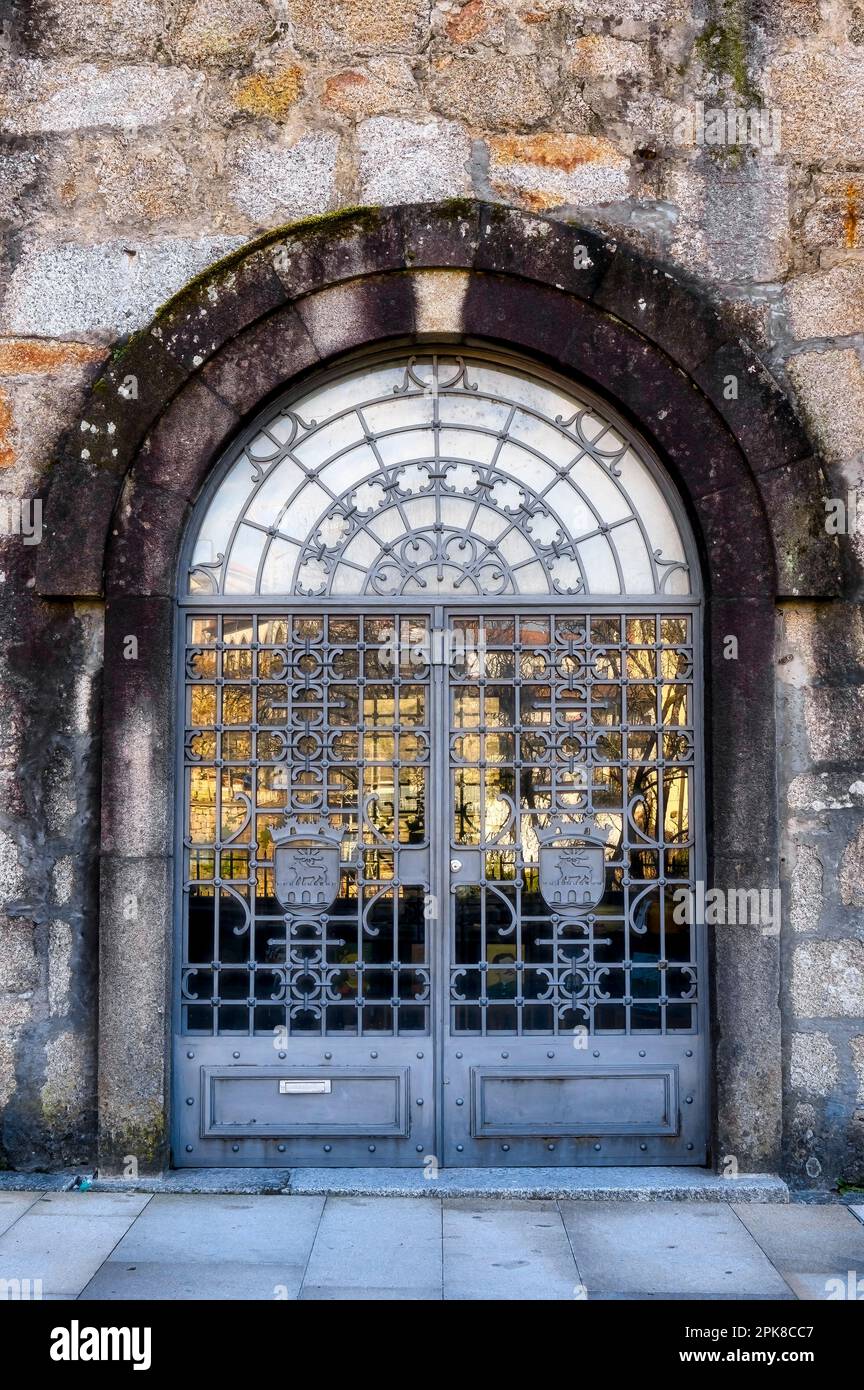 Medieval castle metal door hi-res stock photography and images - Alamy