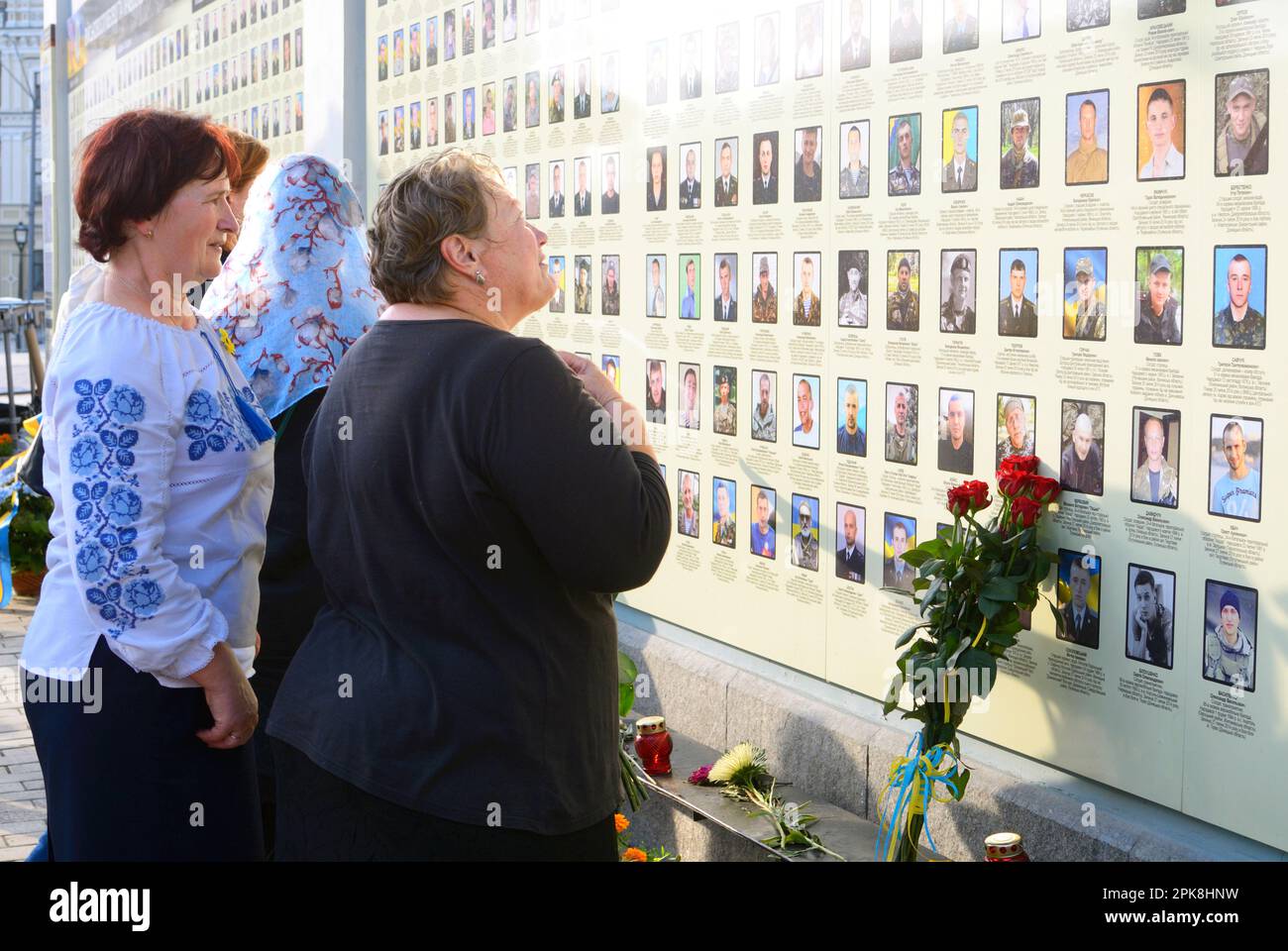 Old women mothers crying in front of the Wall of Remembrance put ...