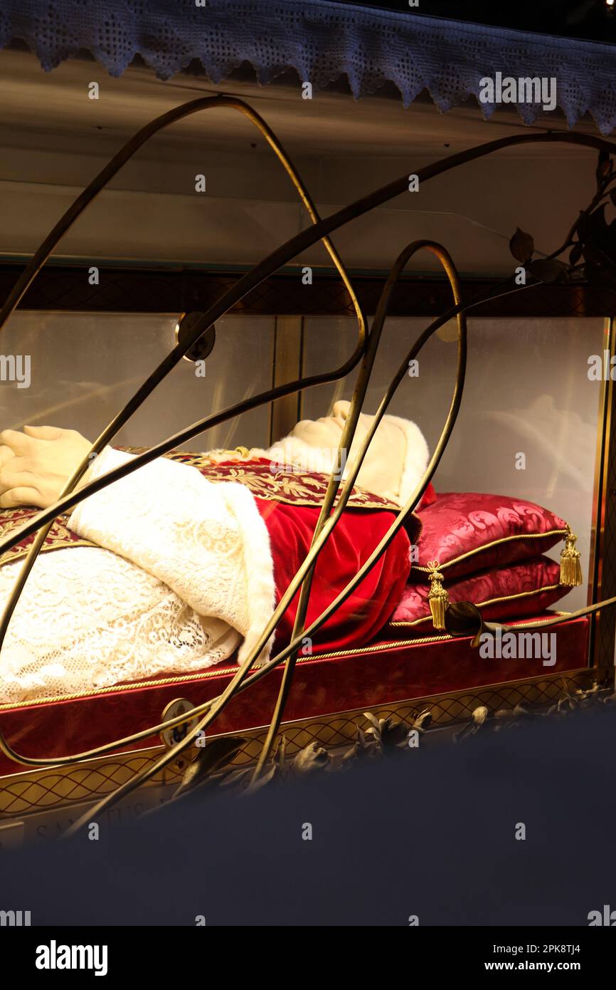 The Body of Pope John XXIII is Preserved in Saint Peter's Basilica ...
