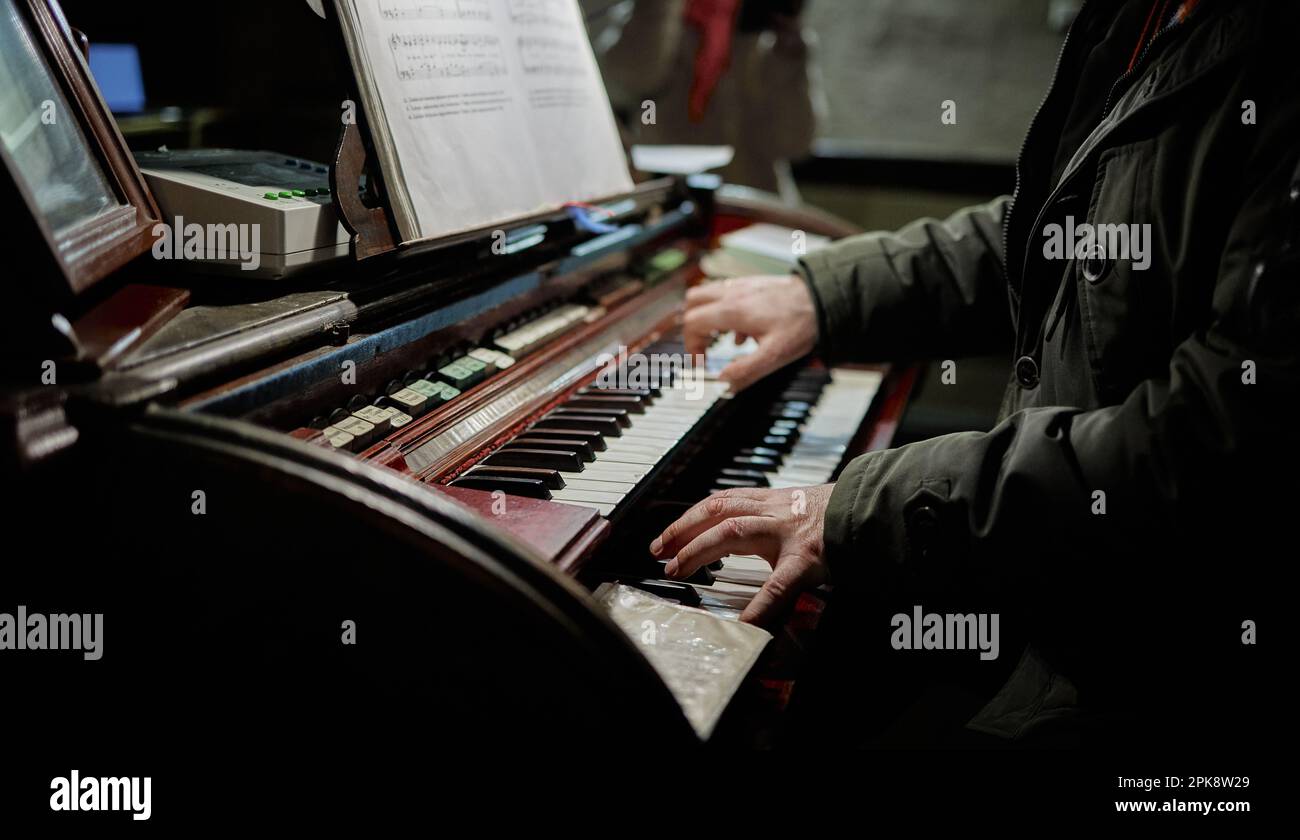 Vintage, Old church organ, organ keyboard, playing men's hands Stock ...