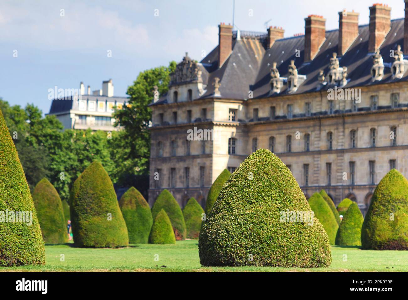 French garden in Paris with majestic manor house in background Stock ...